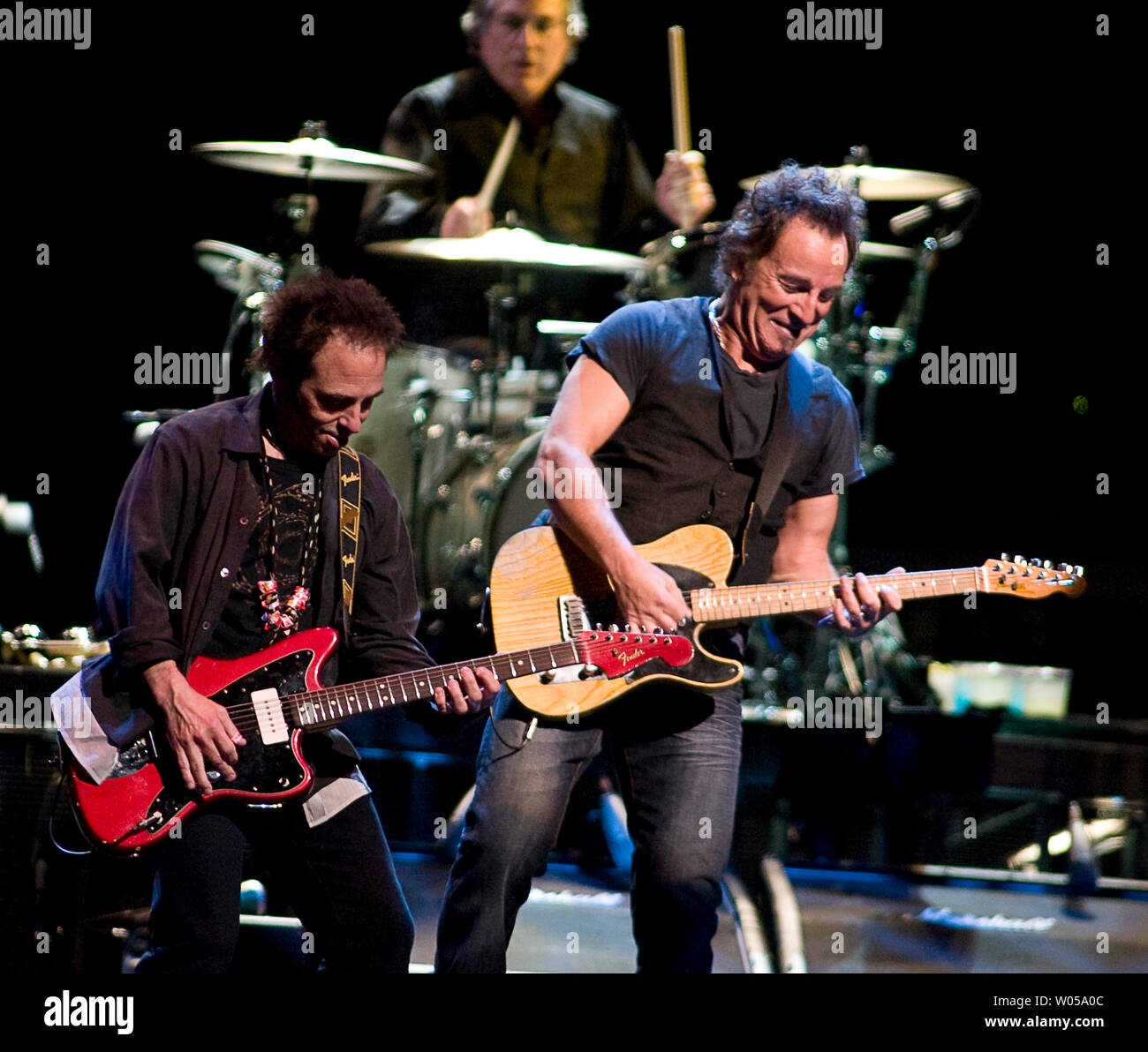 Photo of lofgren performing hi-res stock photography and images - Alamy