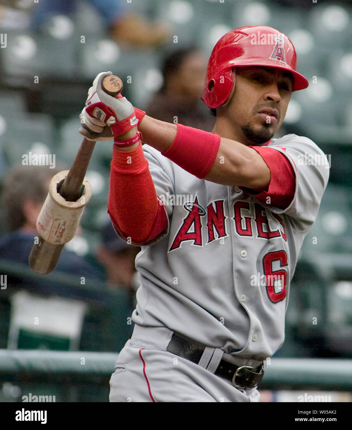 Los Angeles Angels' Maicer Izturis warms up in the on-deck-circle ...
