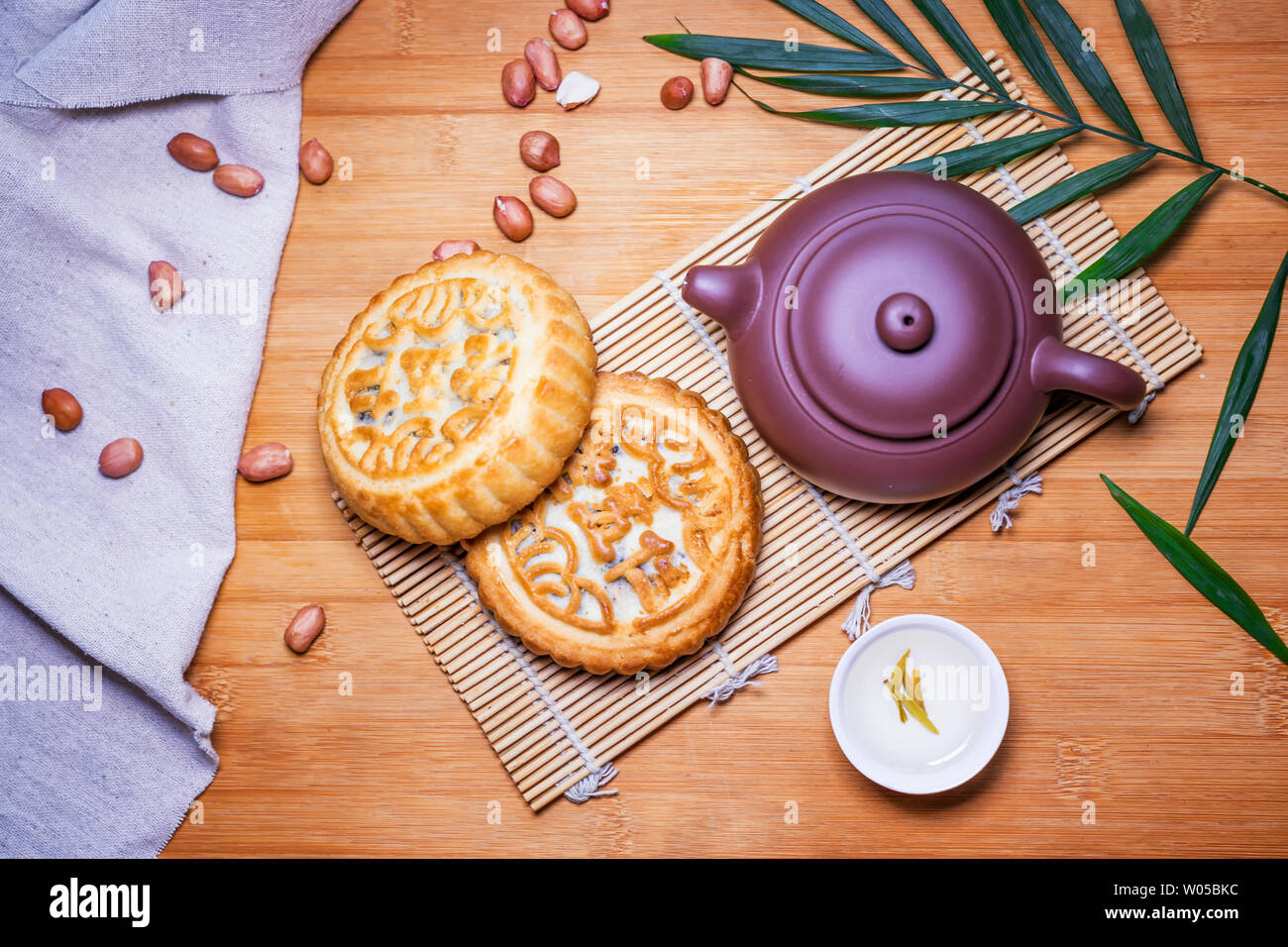 Chinese traditional cuisine Mid-Autumn Festival moon cake tea set Stock ...