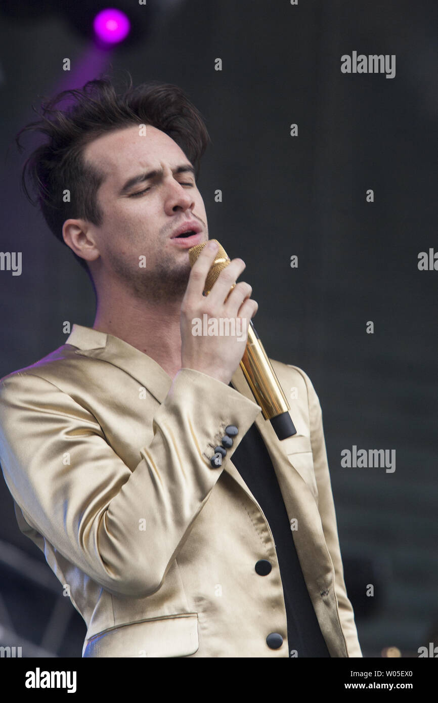 Lead singer brendon urie hi-res stock photography and images - Alamy