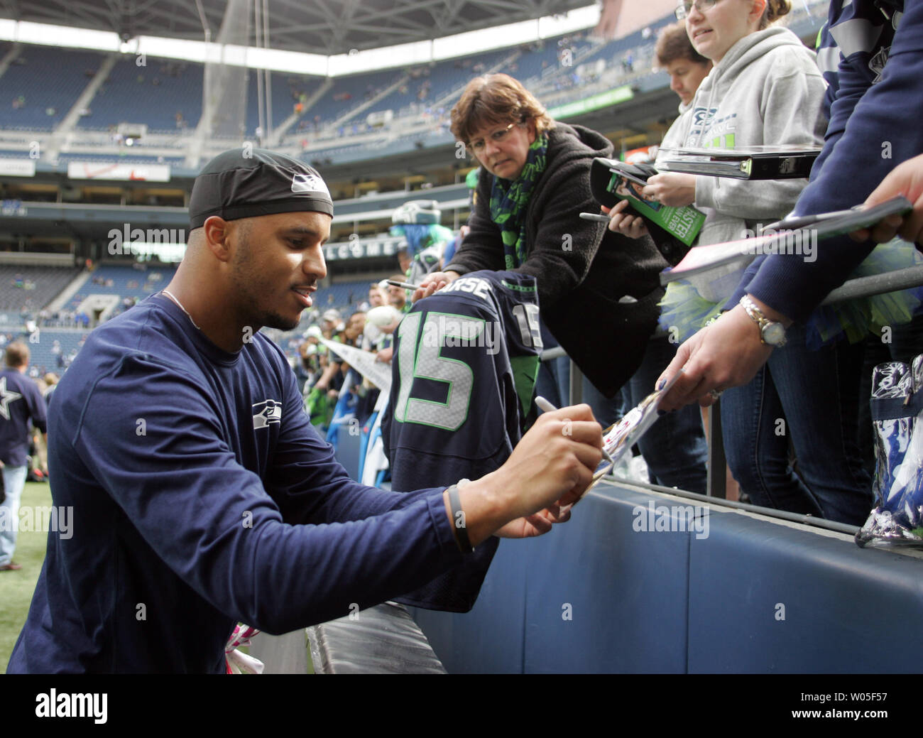 Seattle Seahawks Wide receiver Jermaine Kearse signs autographs before ...