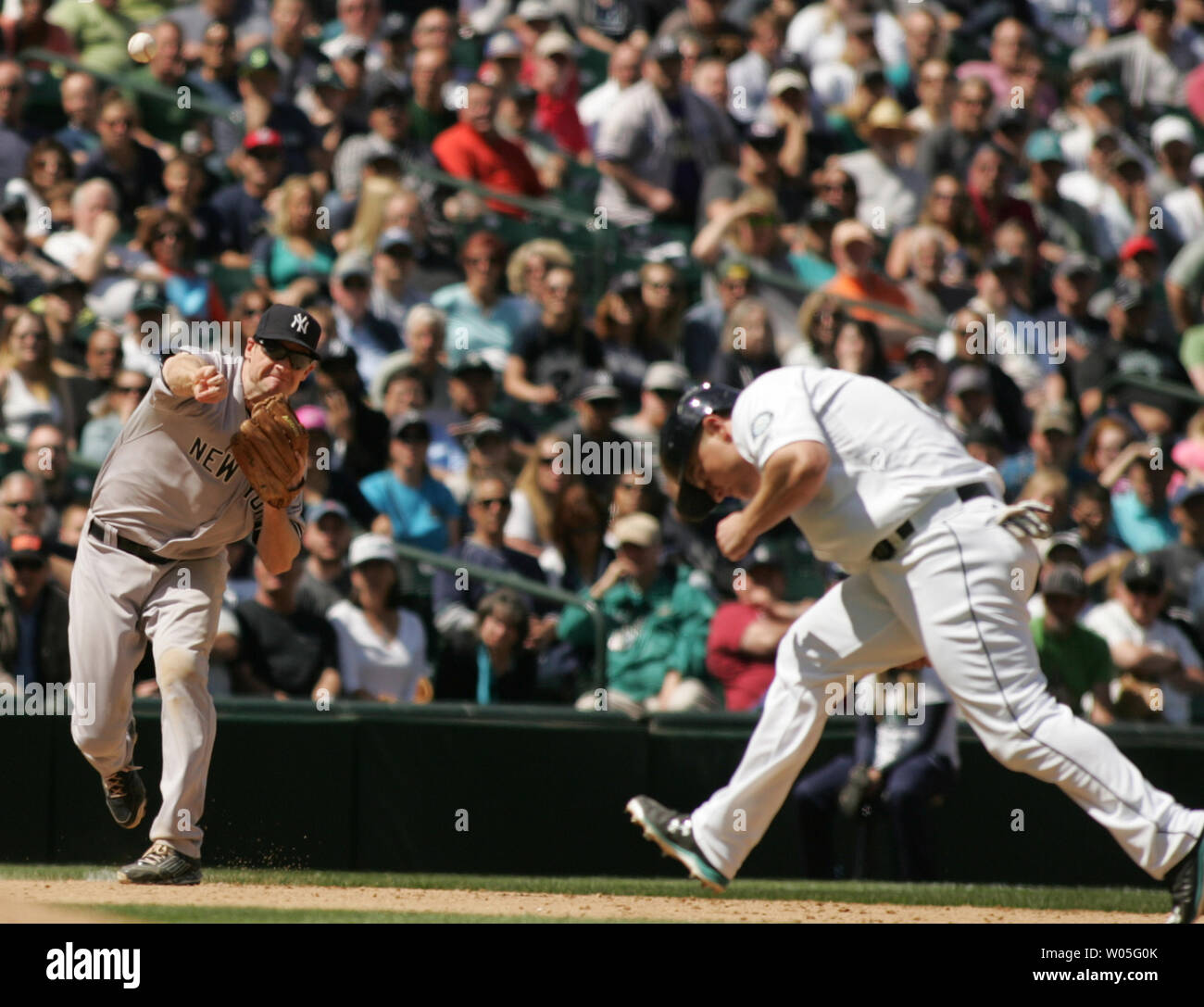 Seattle Mariners base runner Kyle Seager, right, ducks underneath the ...