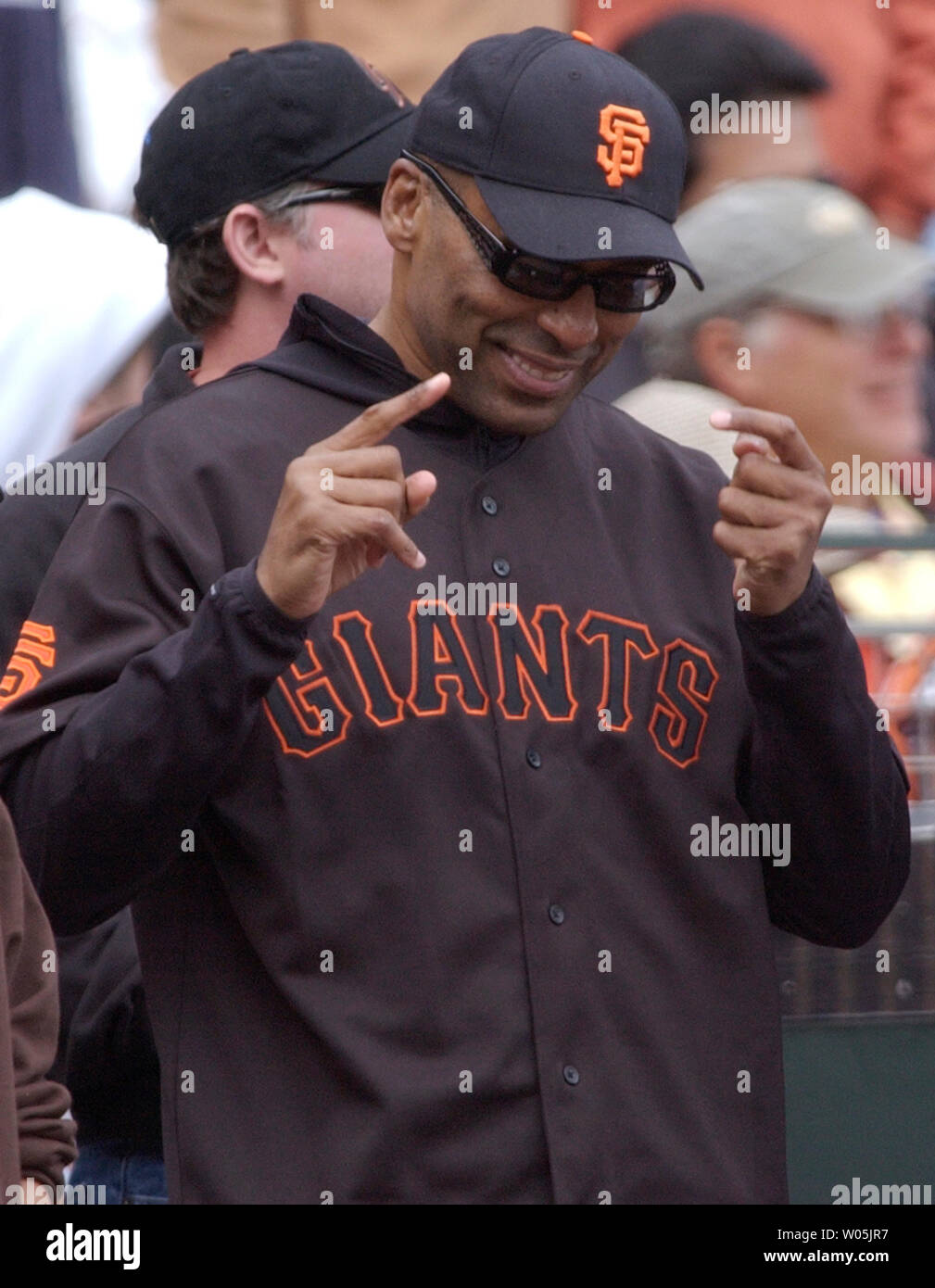Former 49ers running back Roger Craig takes in the Giants game against ...