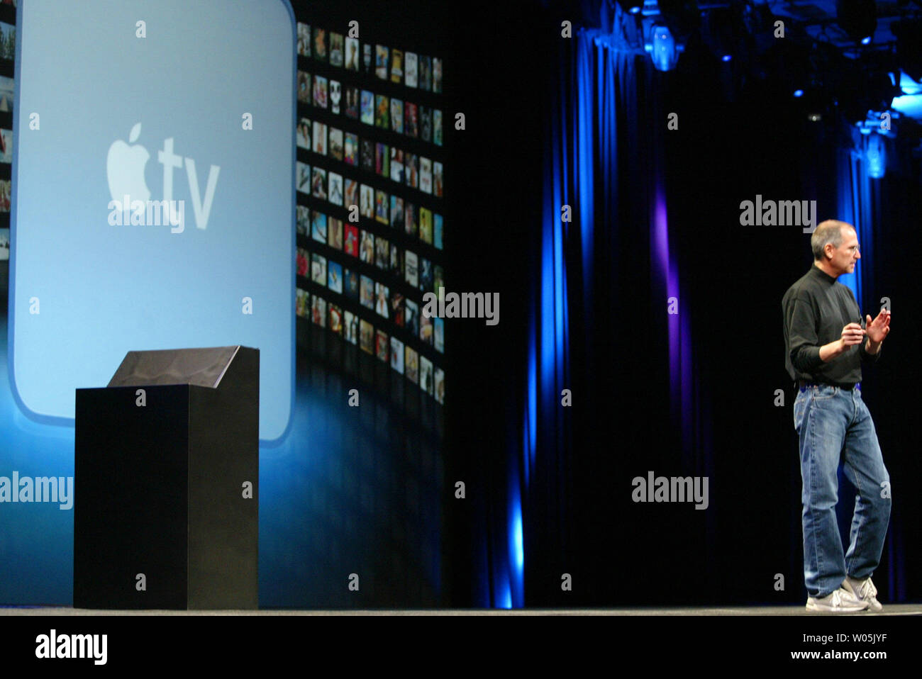Steve jobs unveils iphone hi-res stock photography and images - Alamy