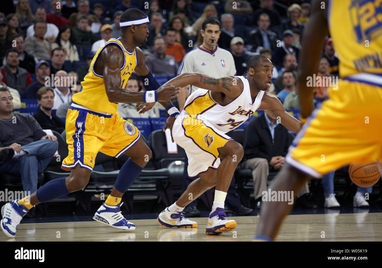 Kobe bryant dribbles hi-res stock photography and images - Alamy