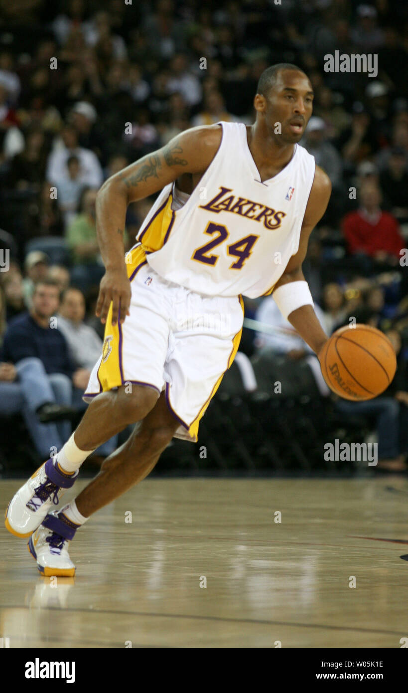 Kobe bryant dribbles hi-res stock photography and images - Alamy