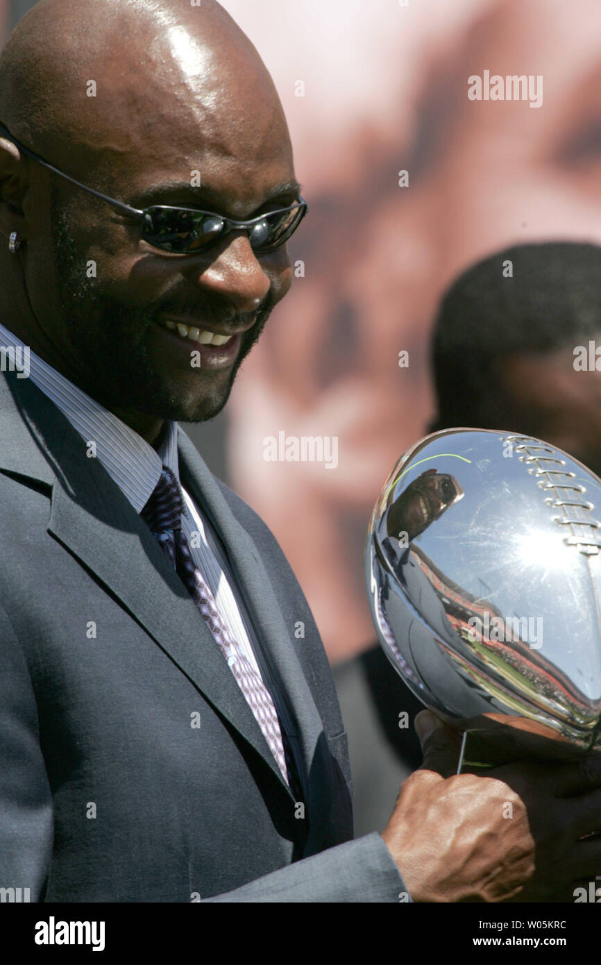 San Francisco 49ers wide receiver Jerry rice holds the 1989 Super Bowl ...