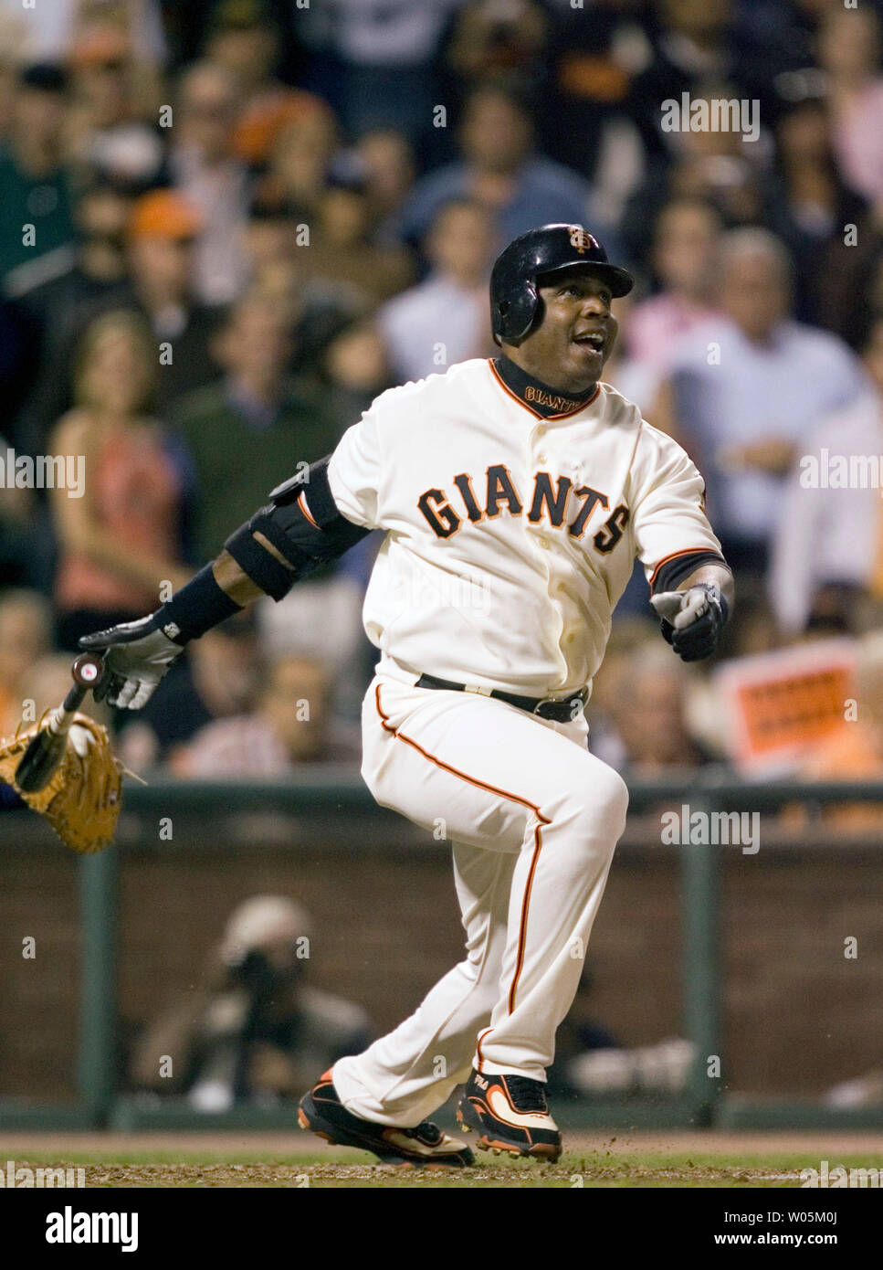 San Francisco Giants Barry Bonds swings the bat during his last at bat ...