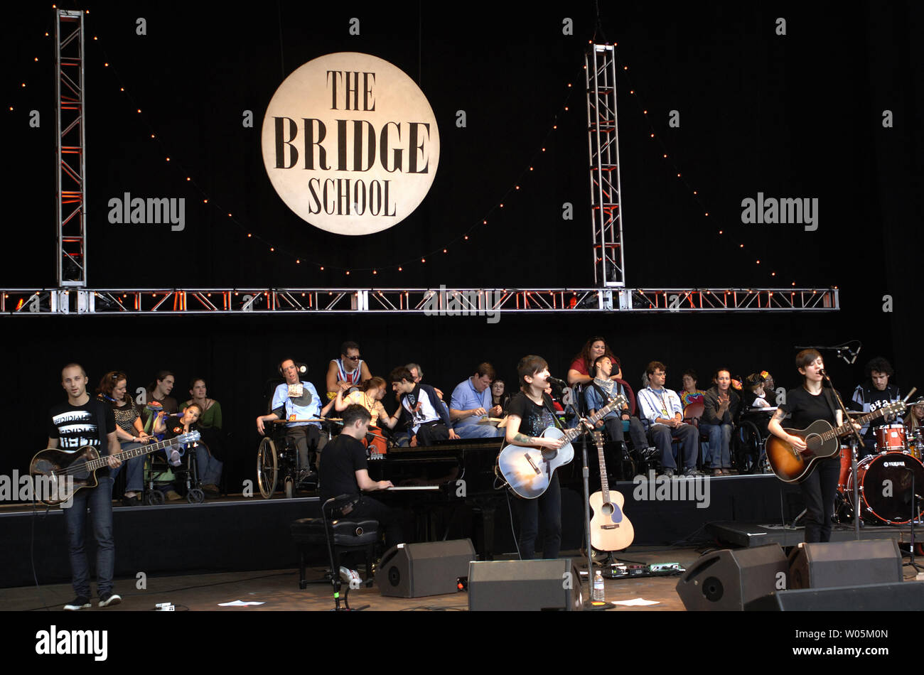 Tegan (C) and Sara Quin (R) perform during the 21st annual Bridge ...
