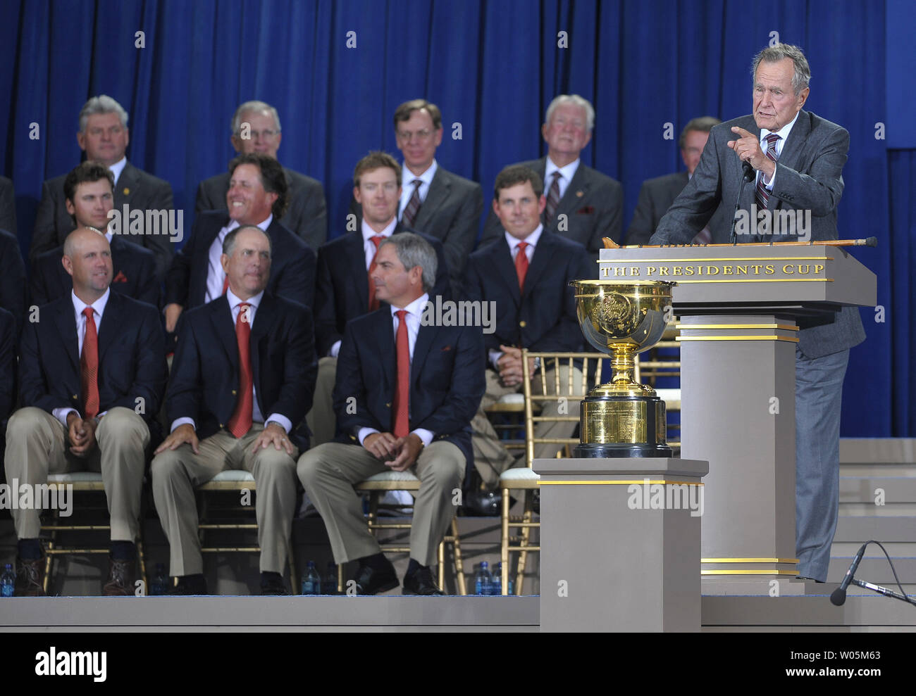 Former U.S. President George H.W. Bush delivers remarks during the ...