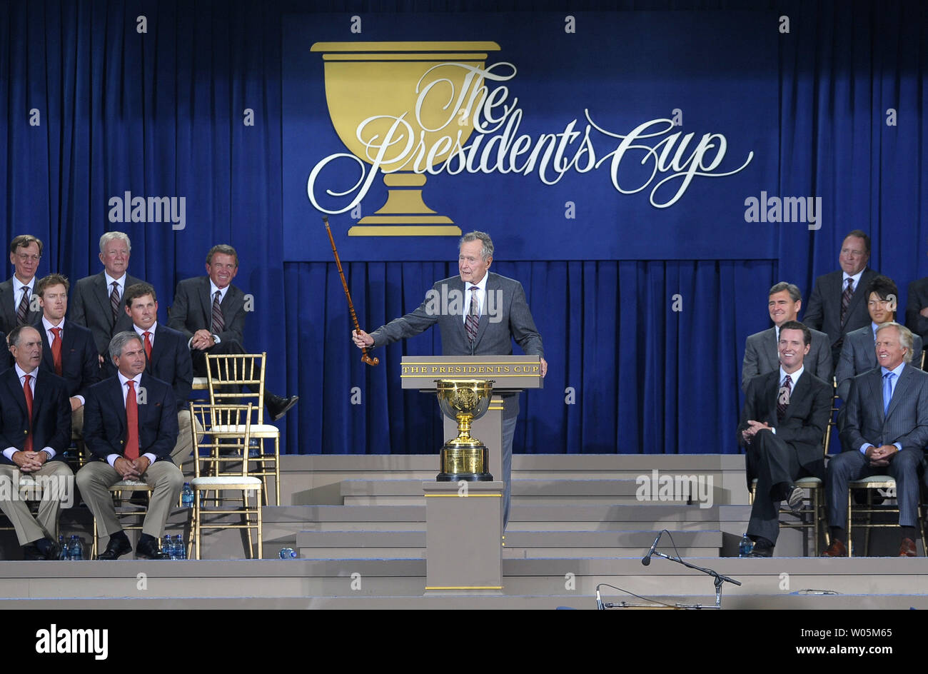 Former U.S. President George H.W. Bush delivers remarks during the ...