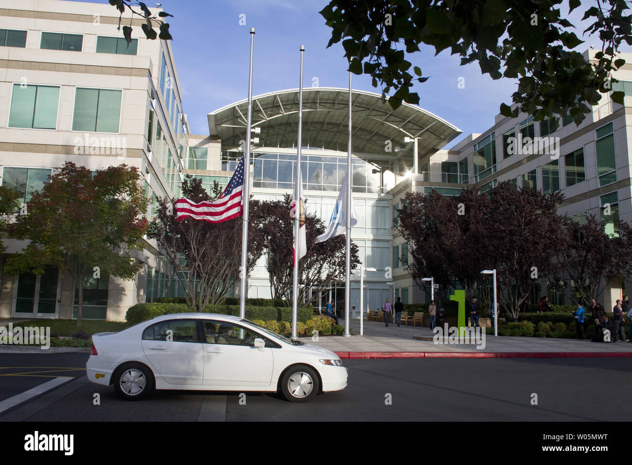 Flags fly at half mast at Apple headquarters in Cupertino, California ...