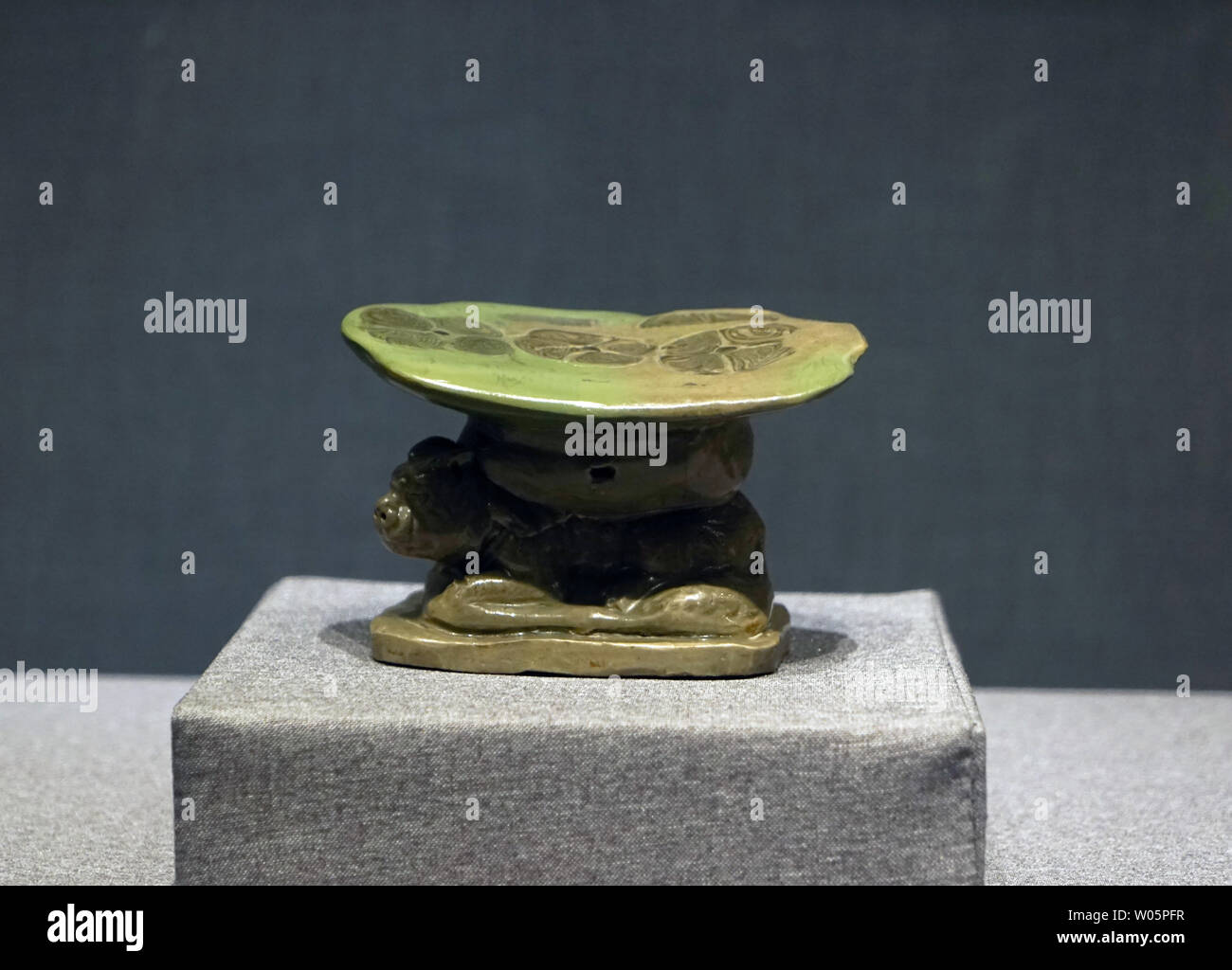 Ming dynasty porcelain hi-res stock photography and images - Alamy