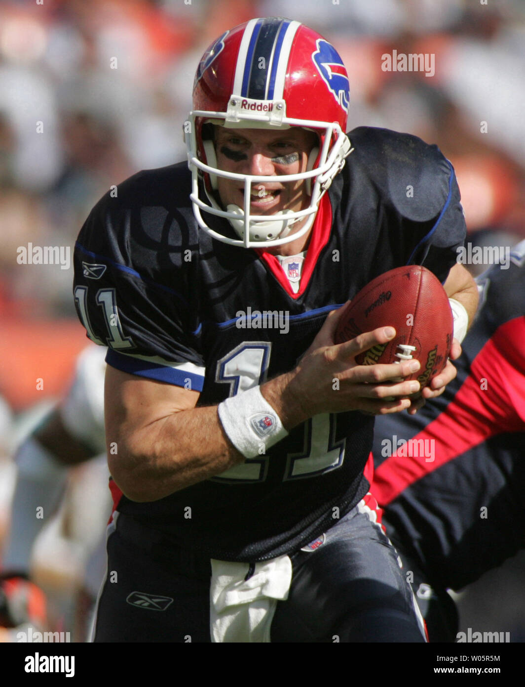Buffalo Bills quarterback Drew Bledsoe (11) moves to hand off the ...