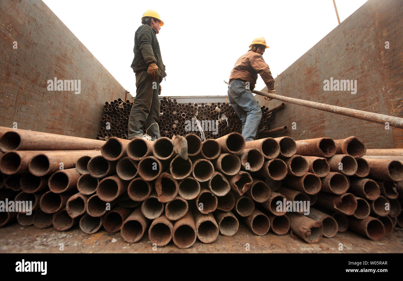 Two chinese workers on construction hi-res stock photography and images ...