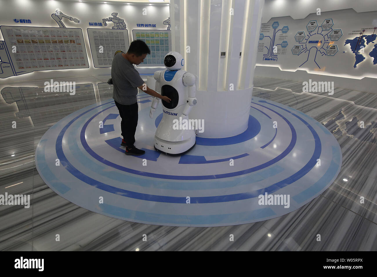 Chinese industrial robots hi-res stock photography and images - Alamy