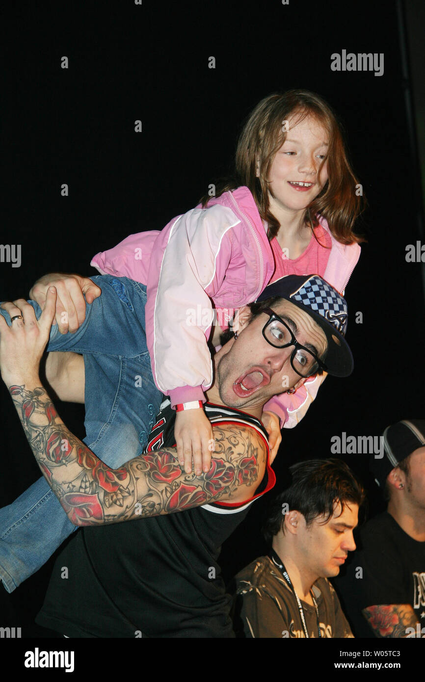 Jacob Hoggard, lead singer from the band Hedley hugs 7-year-old Leah ...