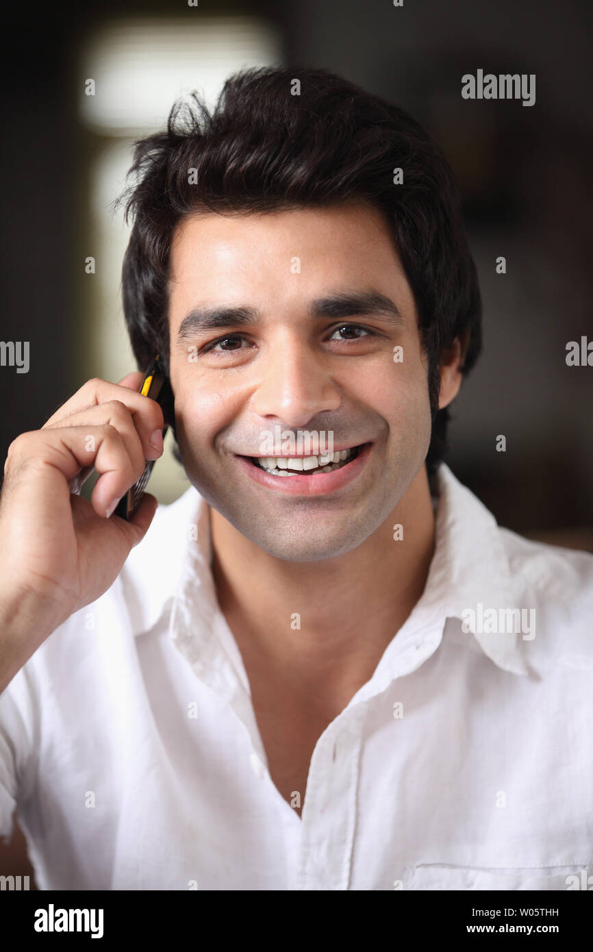 Portrait of an Indian man talking on a mobile phone Stock Photo - Alamy