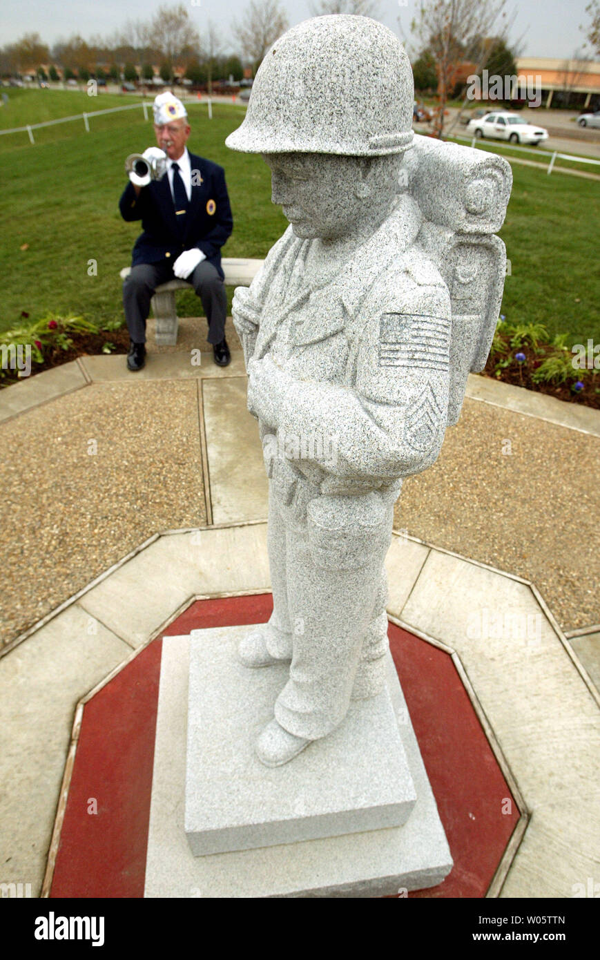 Veteran Bill Pettys of O'Fallon, Mo warms up near an infantryman statue ...
