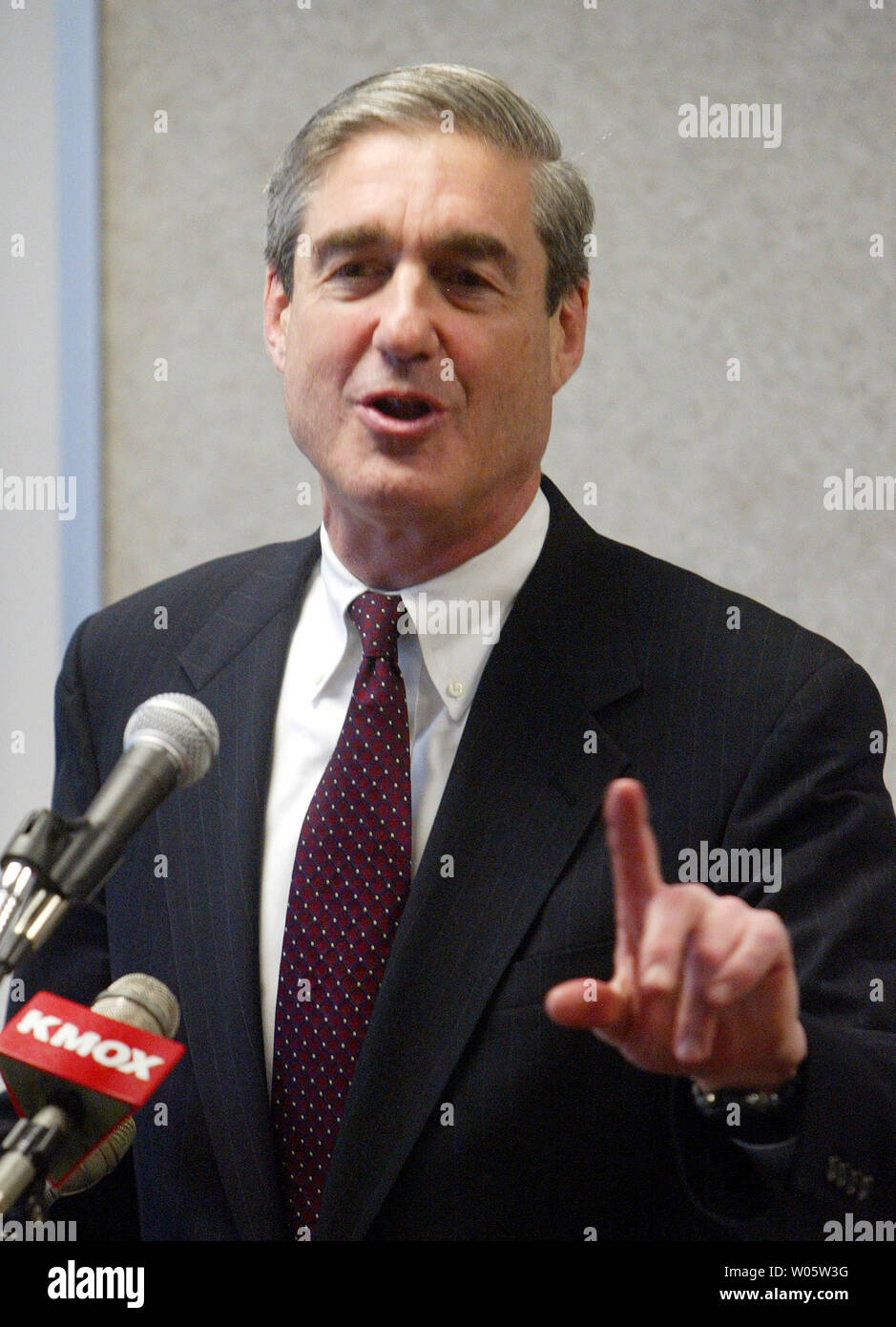 Fbi director robert s mueller iii hi-res stock photography and images ...