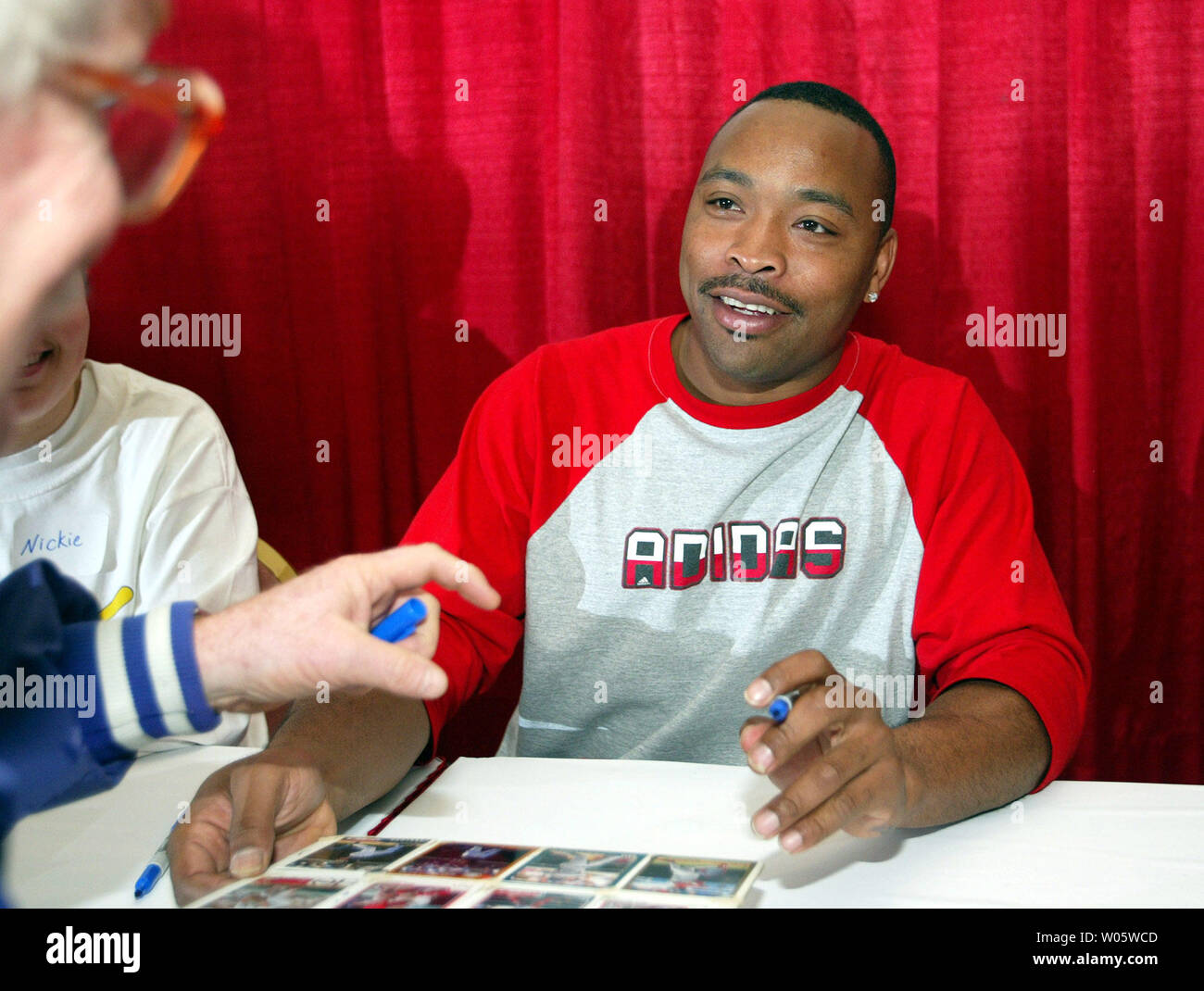 St. Louis Cardinals' outfielder Ray Lankford talks with a fan as he ...