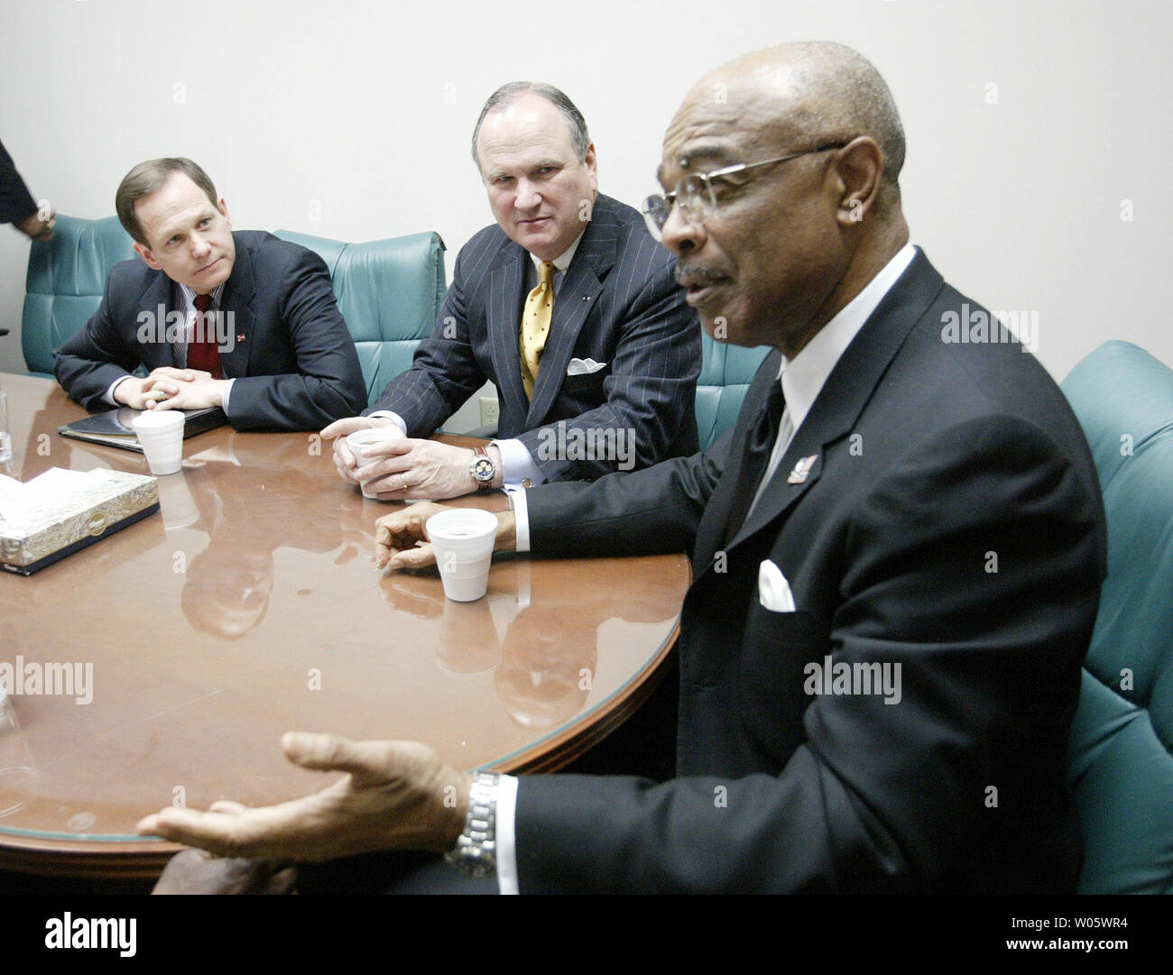 U.S. Secretary of Education Rod Paige (R) talks with St. Louis Mayor ...