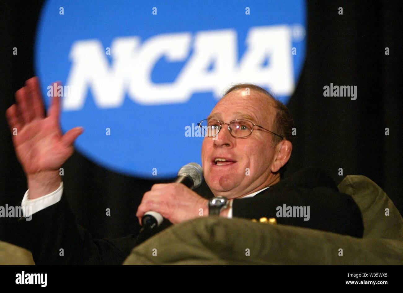 Ncaa division i wrestling championships hi-res stock photography and ...