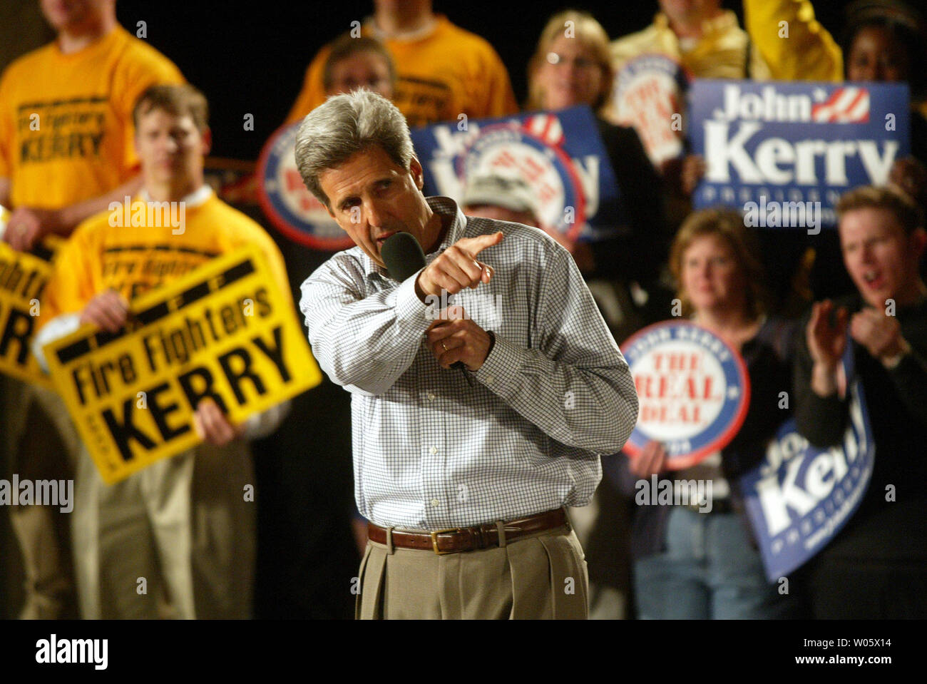 Democratic Presidential hopeful John Kerry makes a point during a rally ...