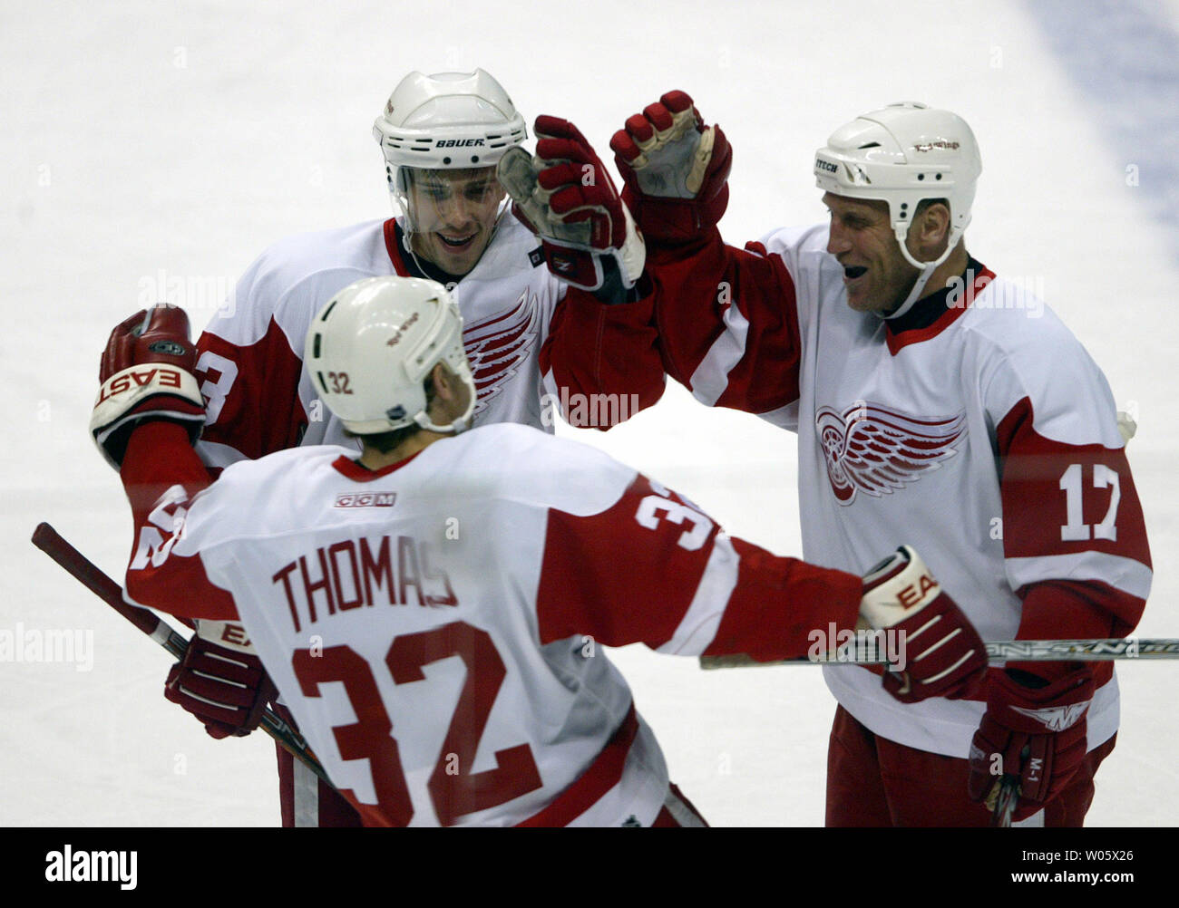 Detroit Red Wings Pavel Datsyuk (13) and Brett Hull (17) congratulate ...
