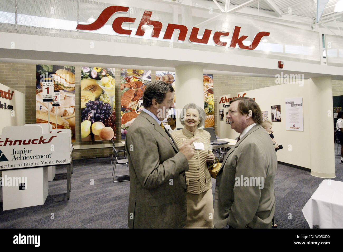 Members of the Schnucks Market family (L to R) Scott, Doris and Terry ...