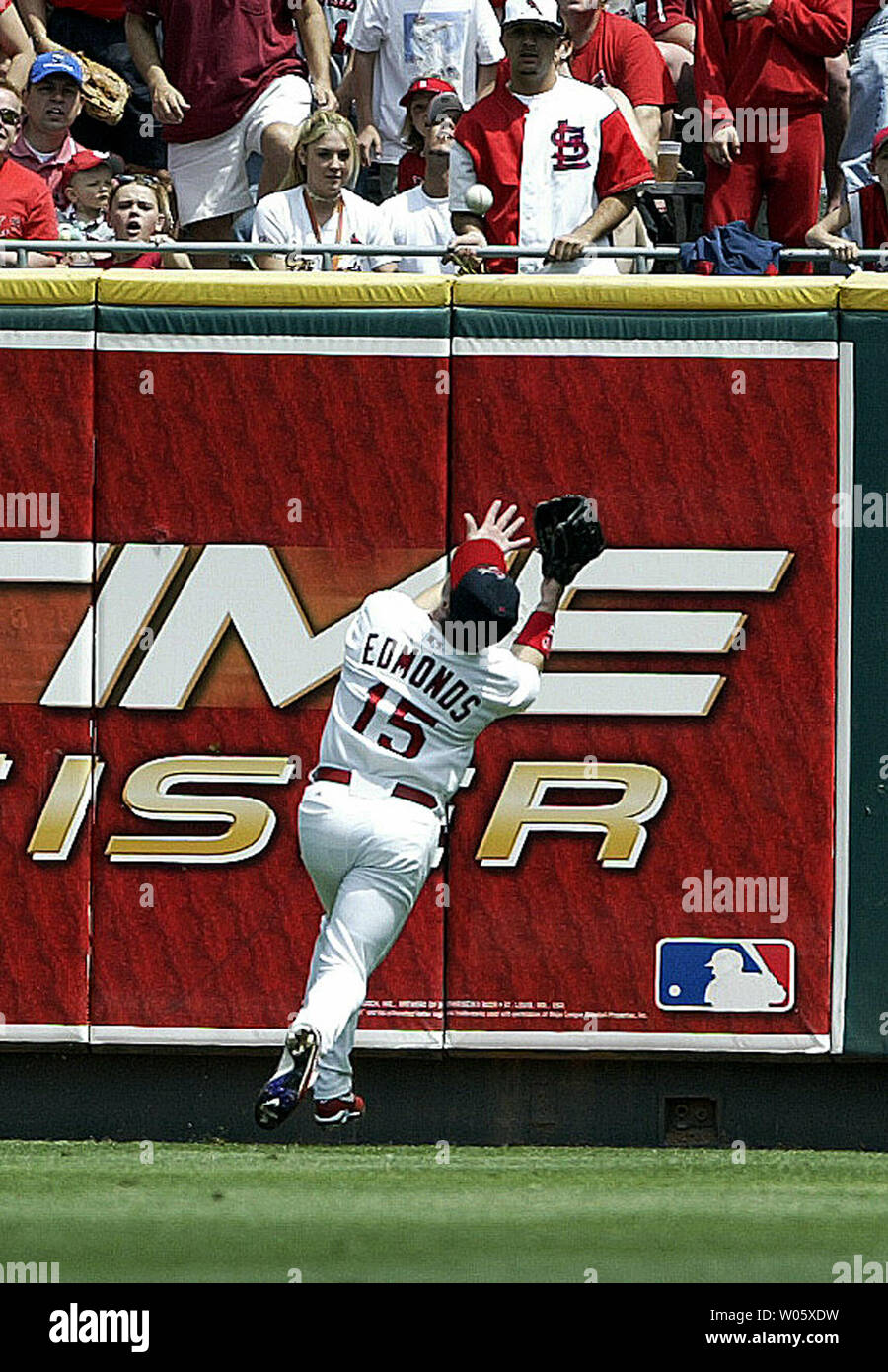 St. Louis Cardinals centerfielder Jim Edmonds sets up to make a behnd ...