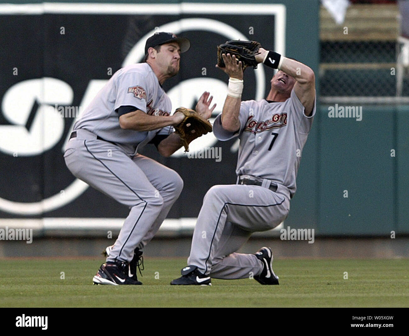 Houston Astos' Craig Biggio (R) avoids left fielder Adam Everett and ...