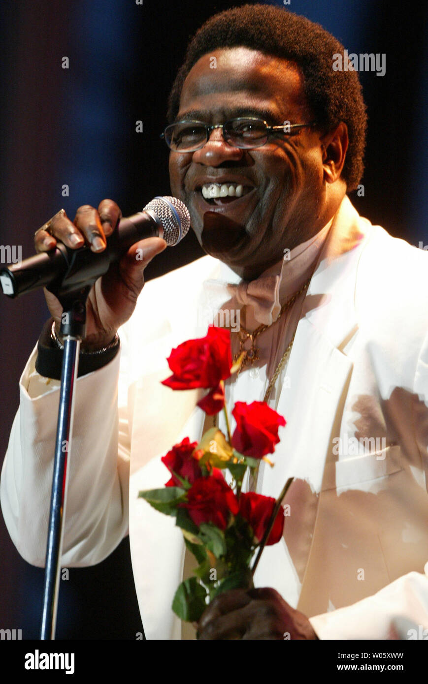 Singer Al Green entertains the crowds underneath the Gateway Arch ...
