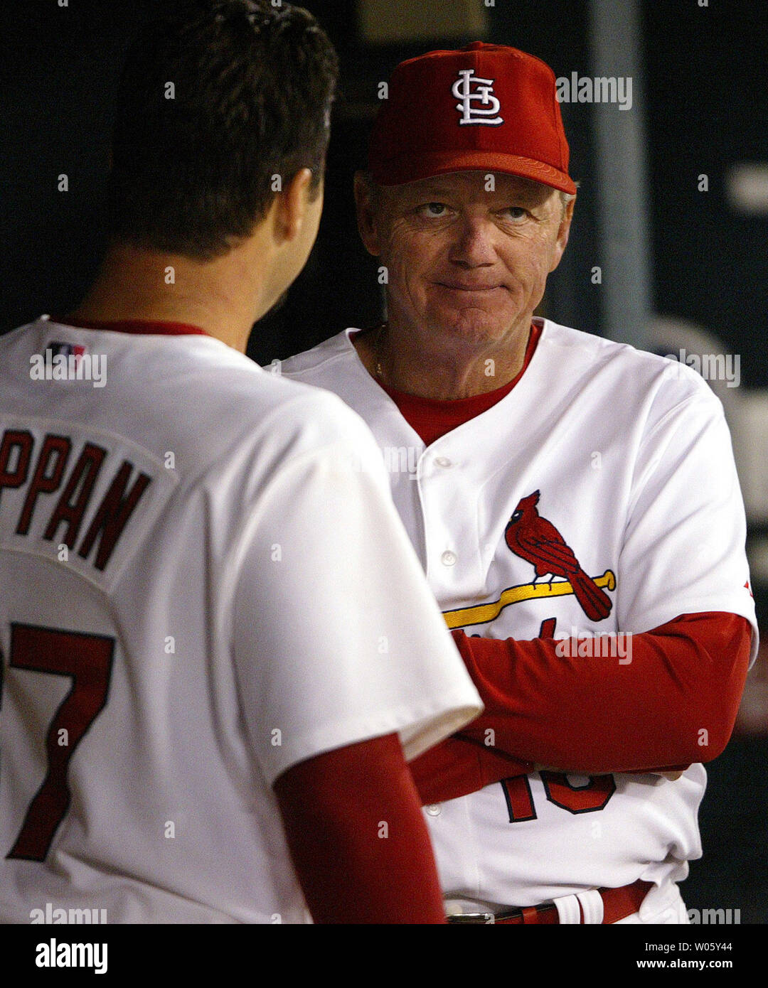 St. Louis Cardinals pitcher Jeff Suppan (L) talks with pitching coach ...