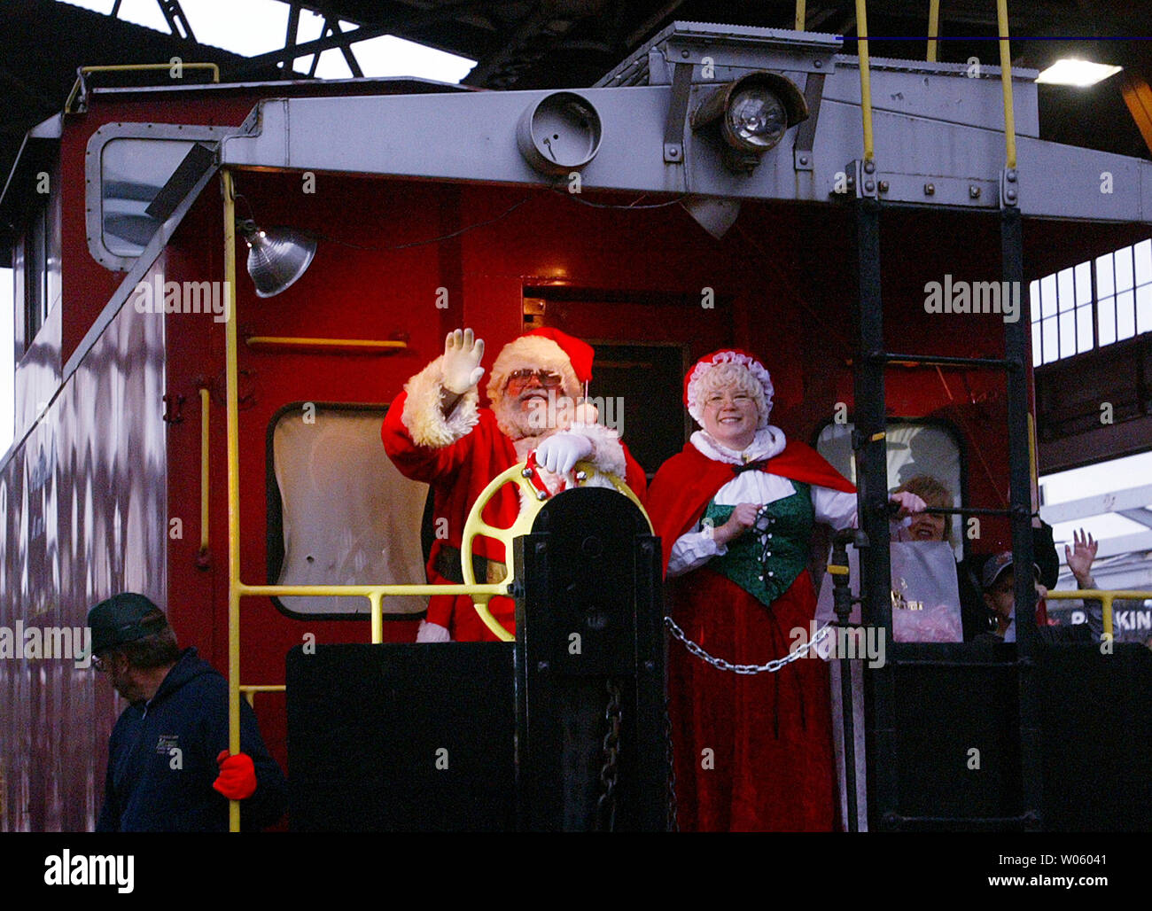 Santa and Mrs Clause wave to children as they arrive at St. Louis Union ...
