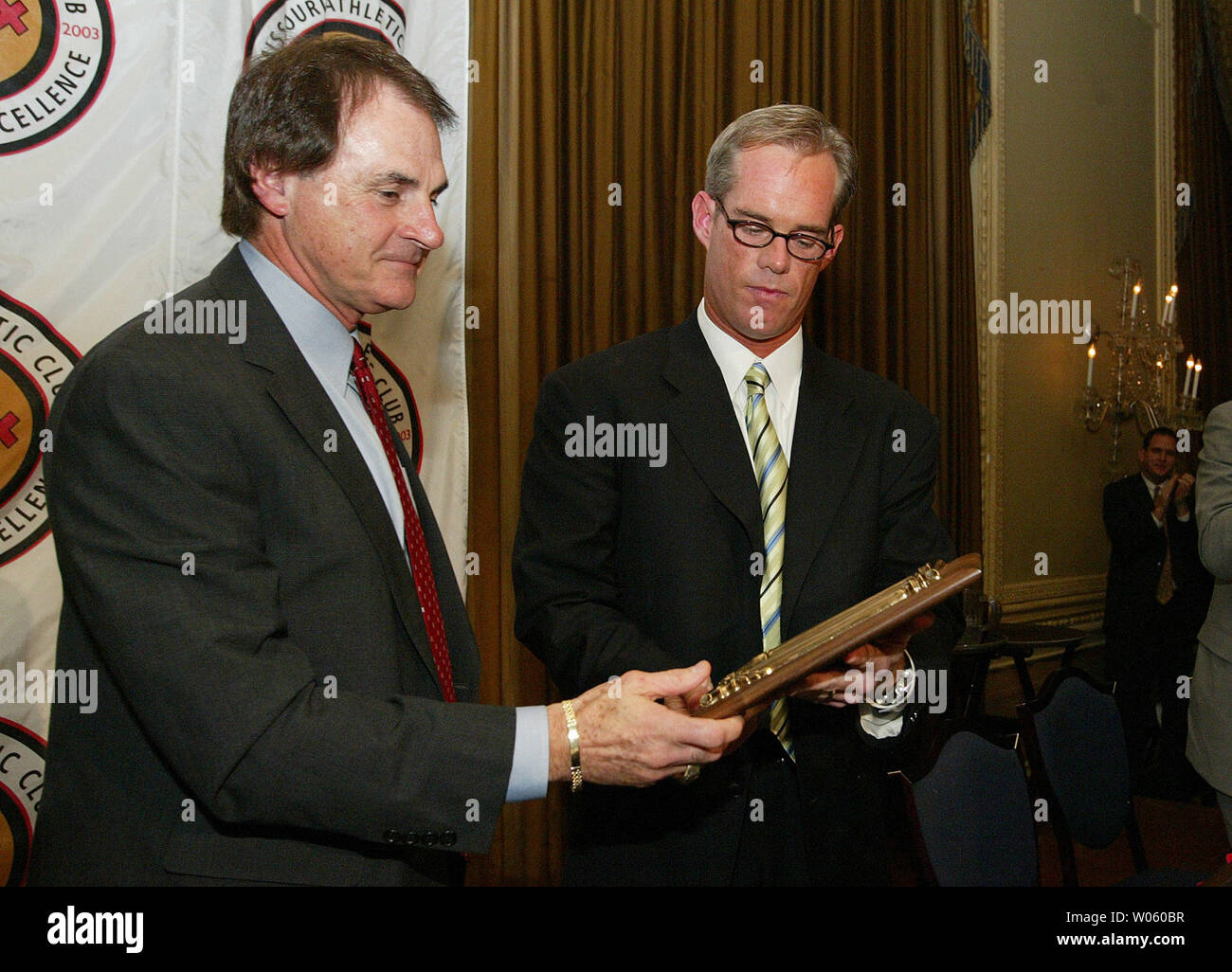 St. Louis Cardinals manager Tony LaRussa (L) receives the Jack Buck ...