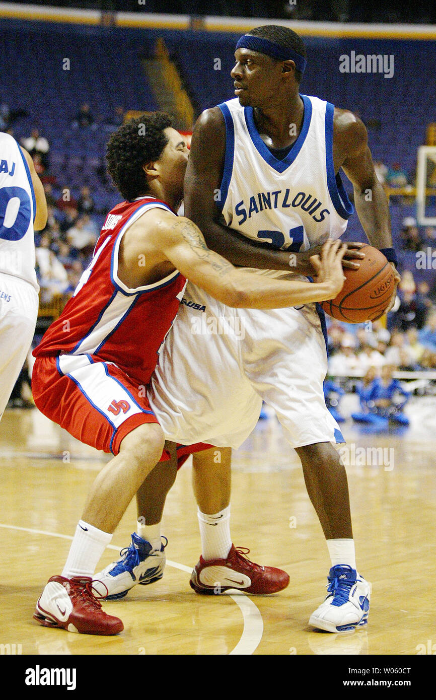 Dayton Flyers Mark Jones (L) reaches in to try to loosen the basketball ...