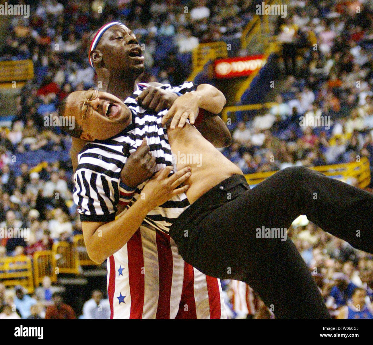 Harlem Globetrotters funny man Matthew "Showbiz Jackson" has fun with ...