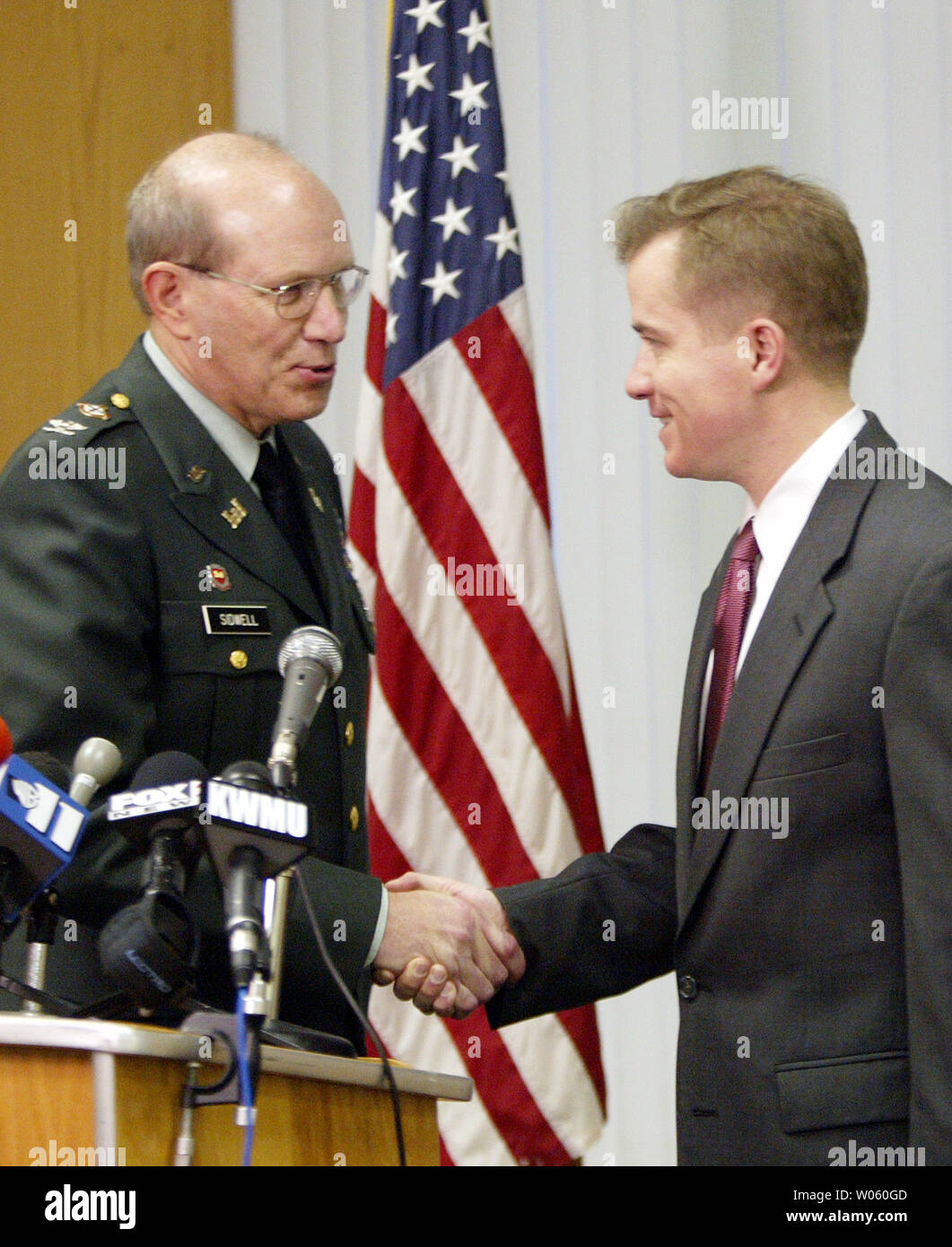 Missouri Governor Matt Blunt (R) welcomes Col. King E. Sidwell after ...