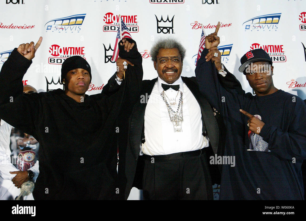Fight promoter Don King (C) poses with Undisputed World Welterweight ...