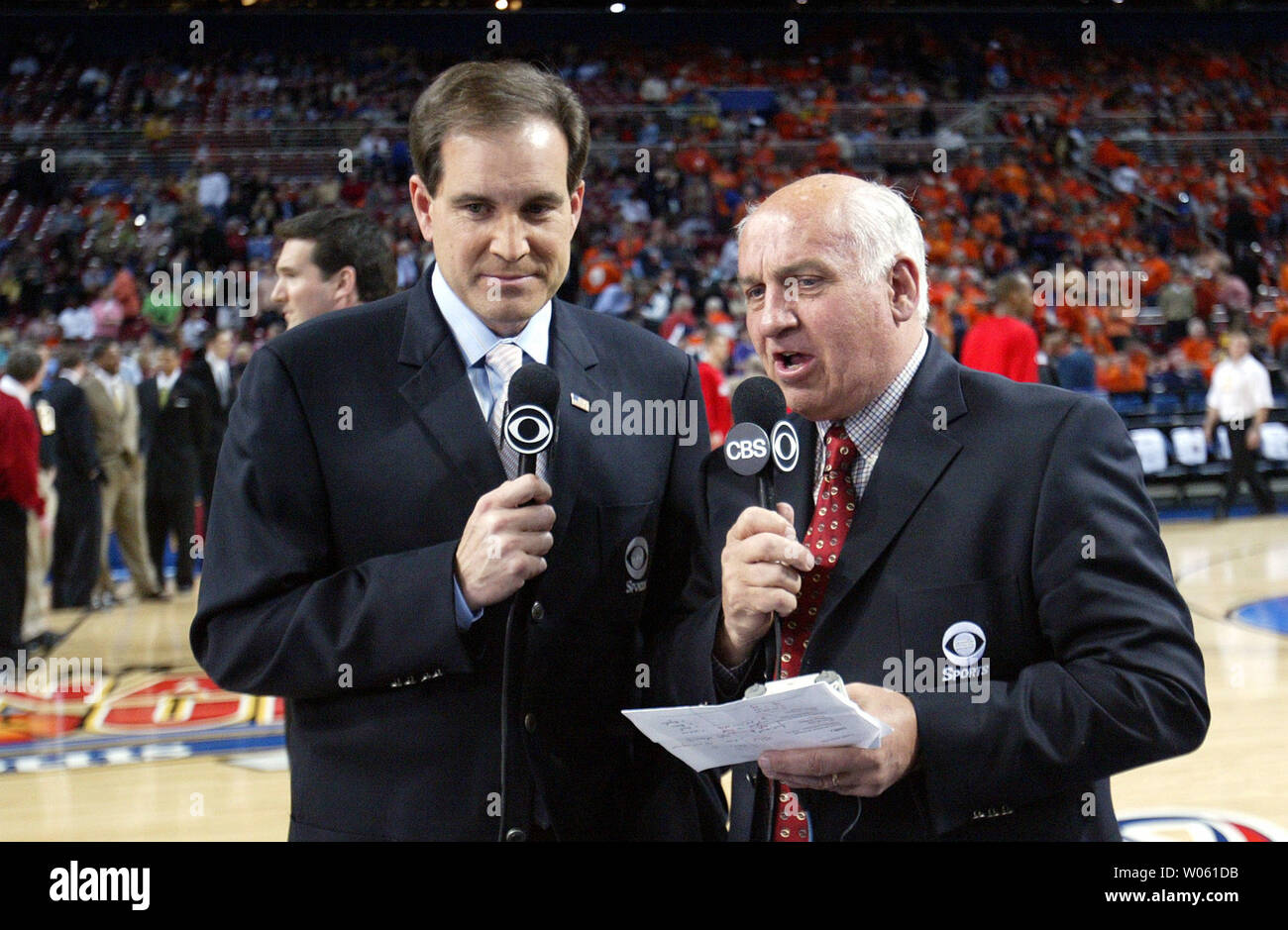 The CBS play-by-play broadcast team of Jim Nantz (L) and Billy Packer ...