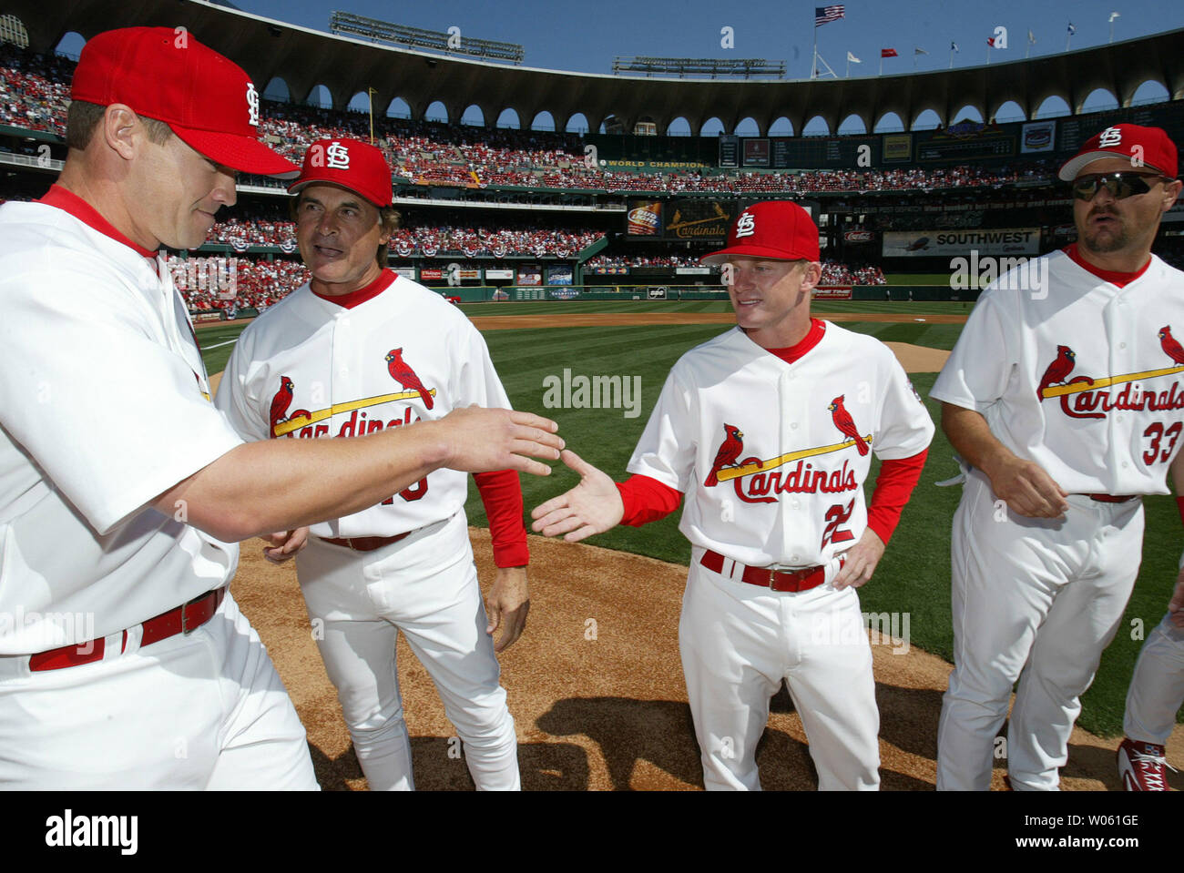 St. Louis Cardinals Scott Rolen (L) greets new shortstop David Eckstein ...