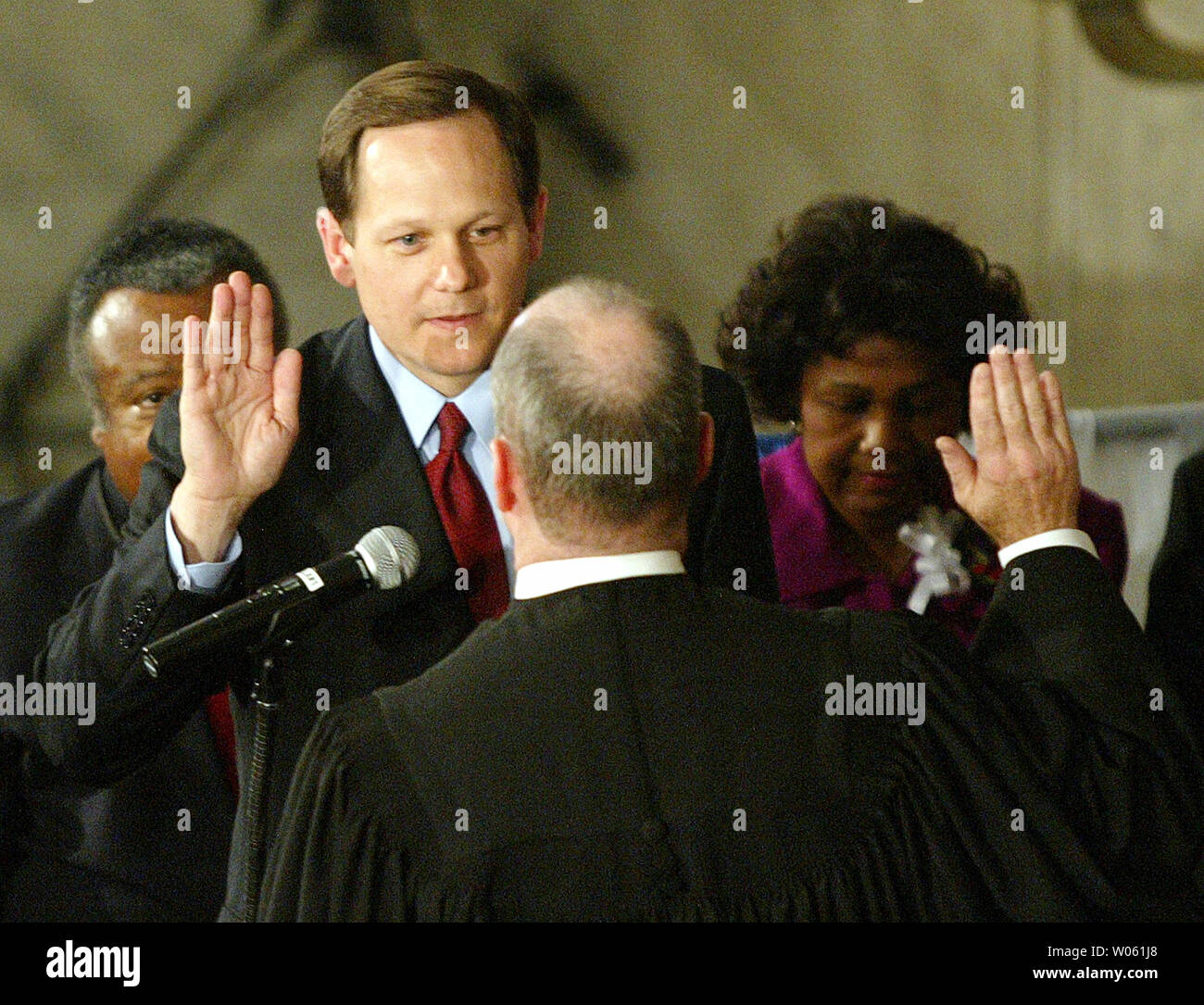 St. Louis Mayor Francis Slay takes the oath of office from Judge Jack ...