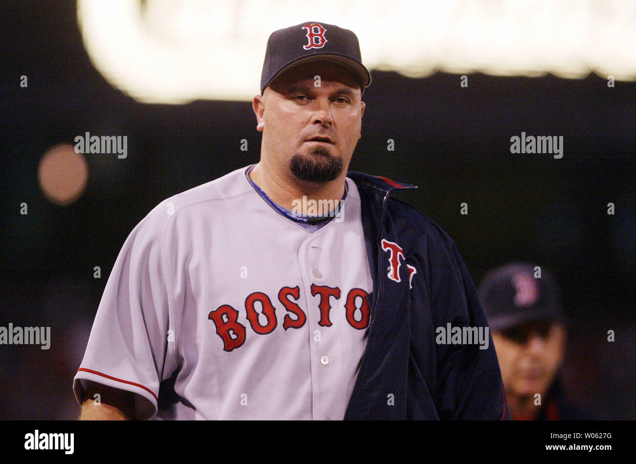 Boston Red Sox pitcher David Wells walks in from the bullpen as a game ...