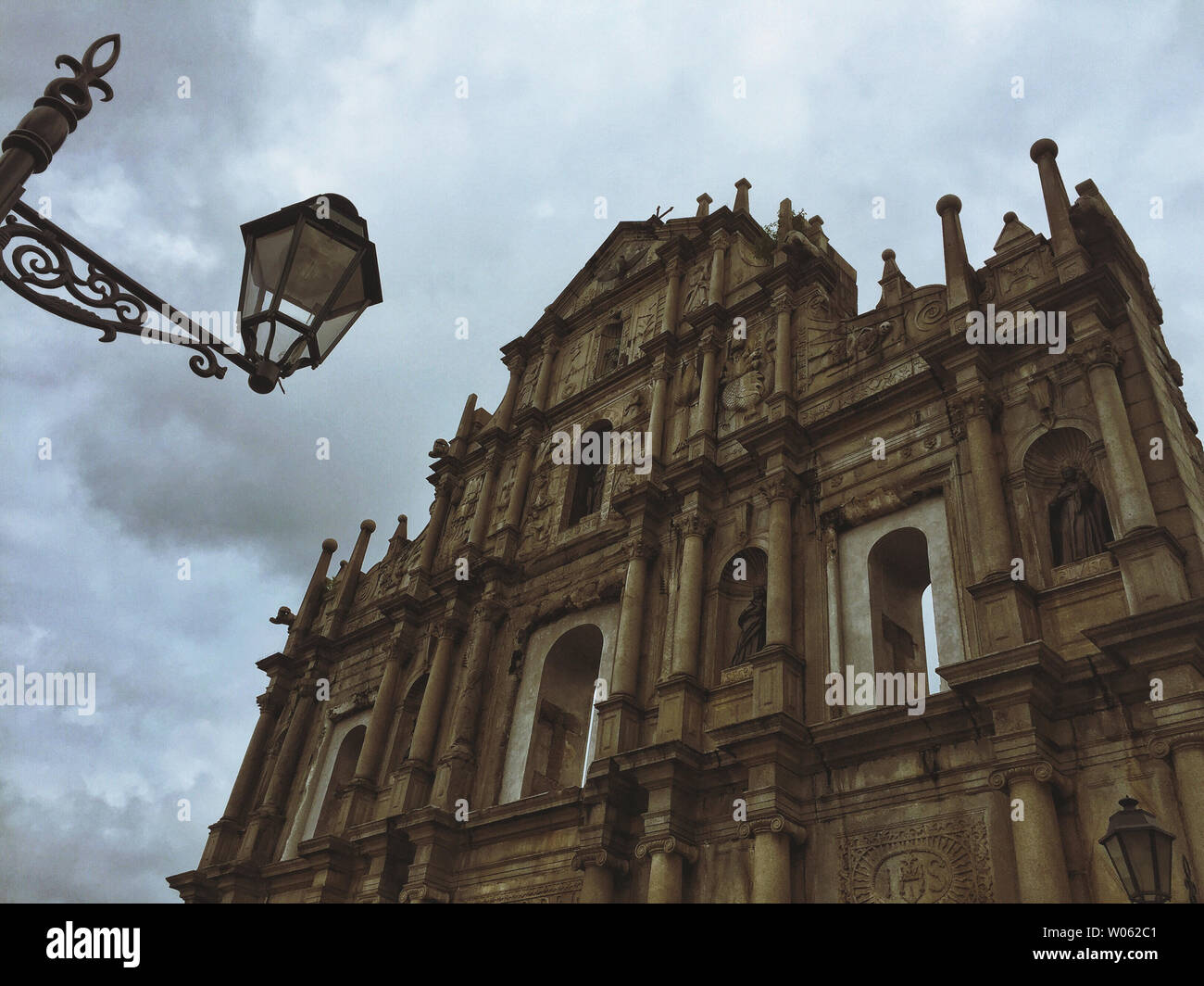 Big three bus archway hi-res stock photography and images - Alamy