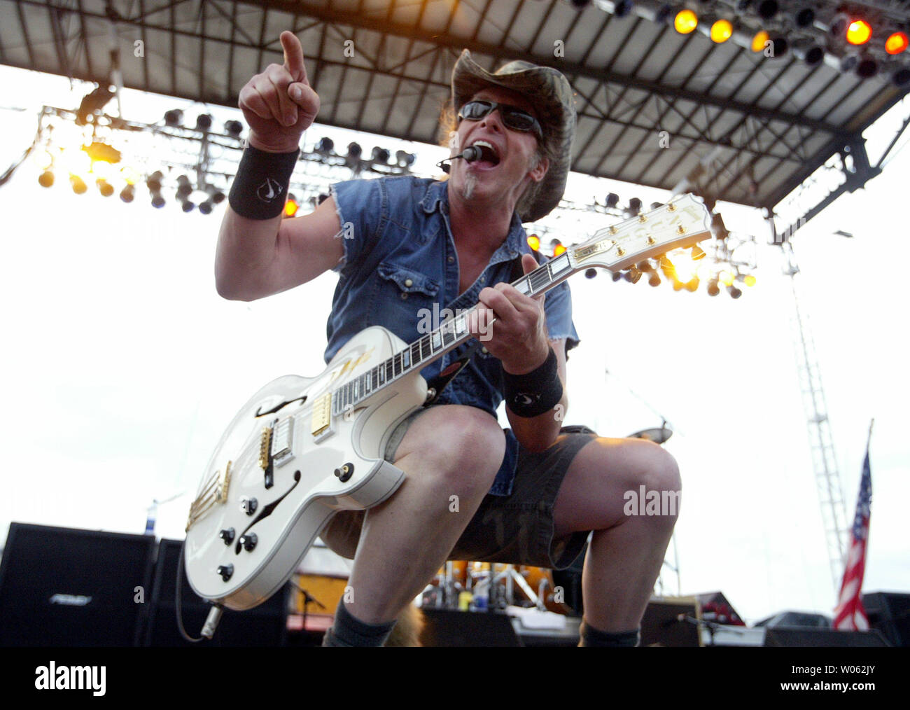 Ted nugent in concert hi-res stock photography and images - Alamy