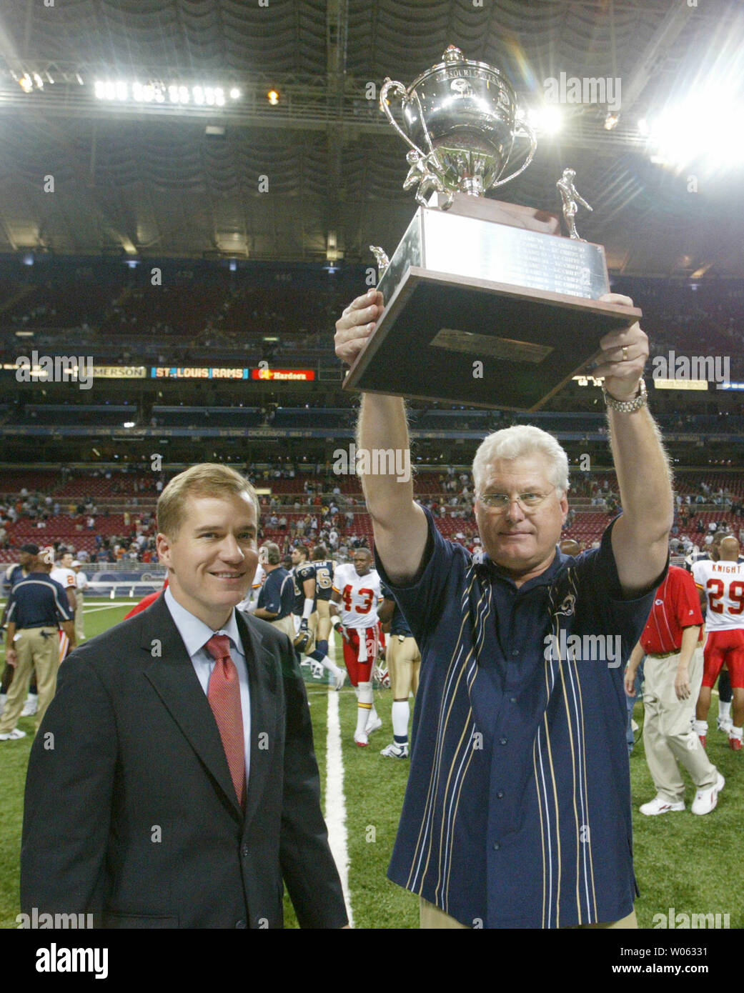 Mo. Gov. Matt Blunt (L) watches as St. Louis Rams head football coach ...