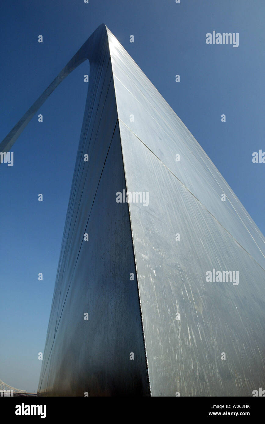 The Gateway Arch glissens in the sun as the 630 foot monument ...