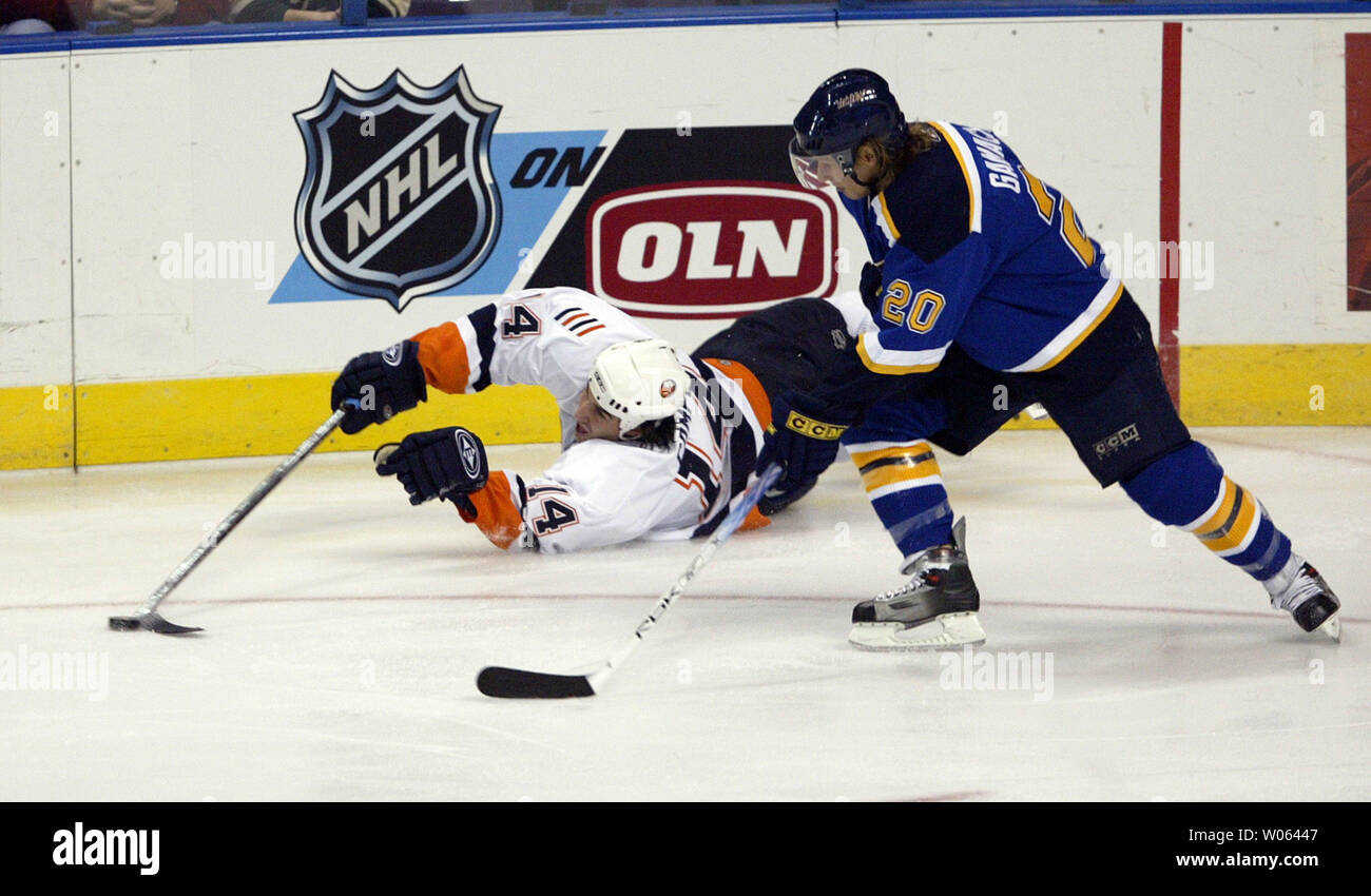 Chris simon islanders hi-res stock photography and images - Alamy