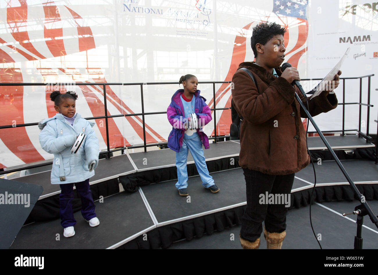 Kanycha Frazier gets some help from daughters Chloe (5) (L) and Casey ...